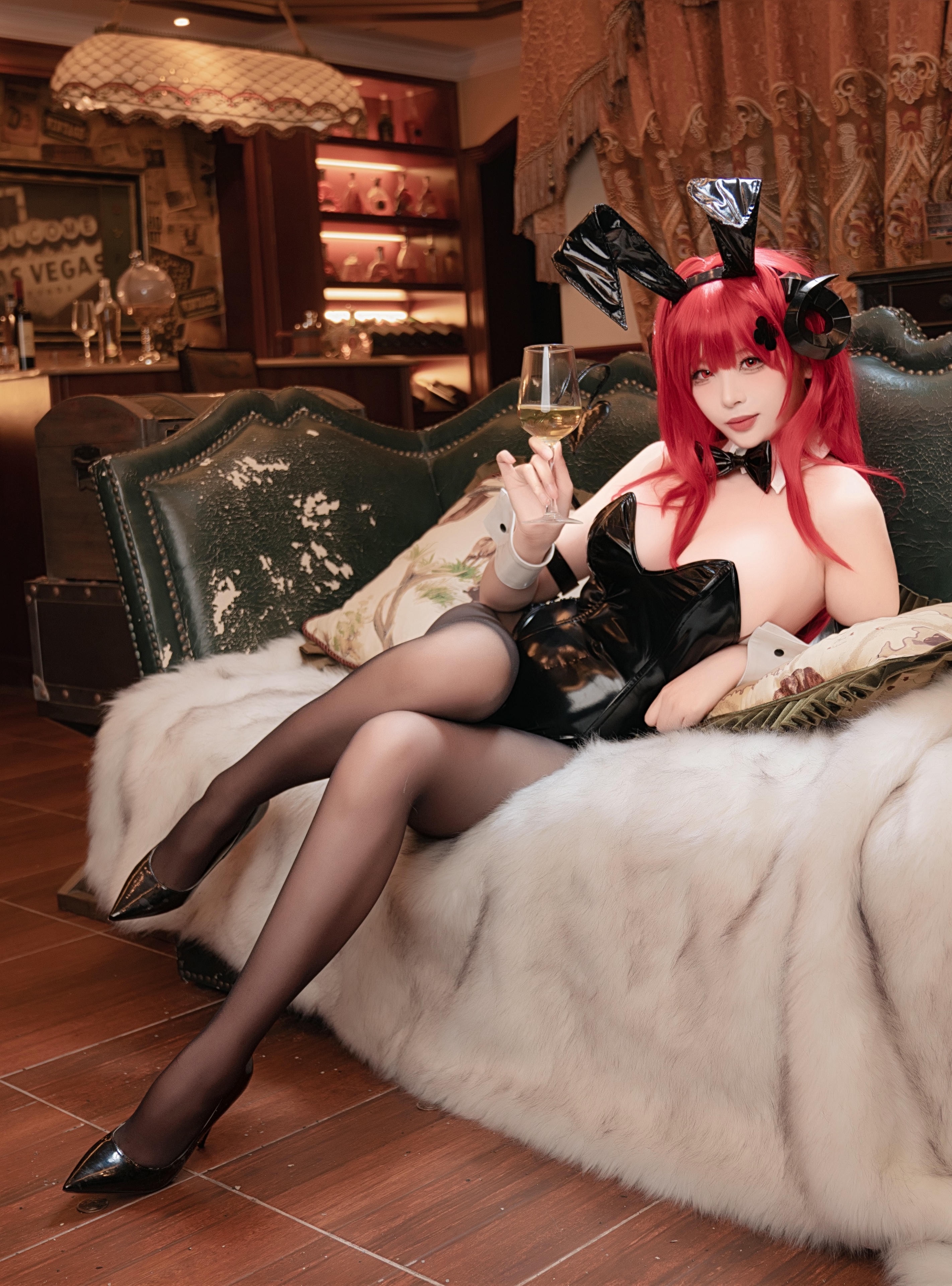 【轩萧学姐】兴登堡兔女郎 [68P1V-541MB] - 猫爪