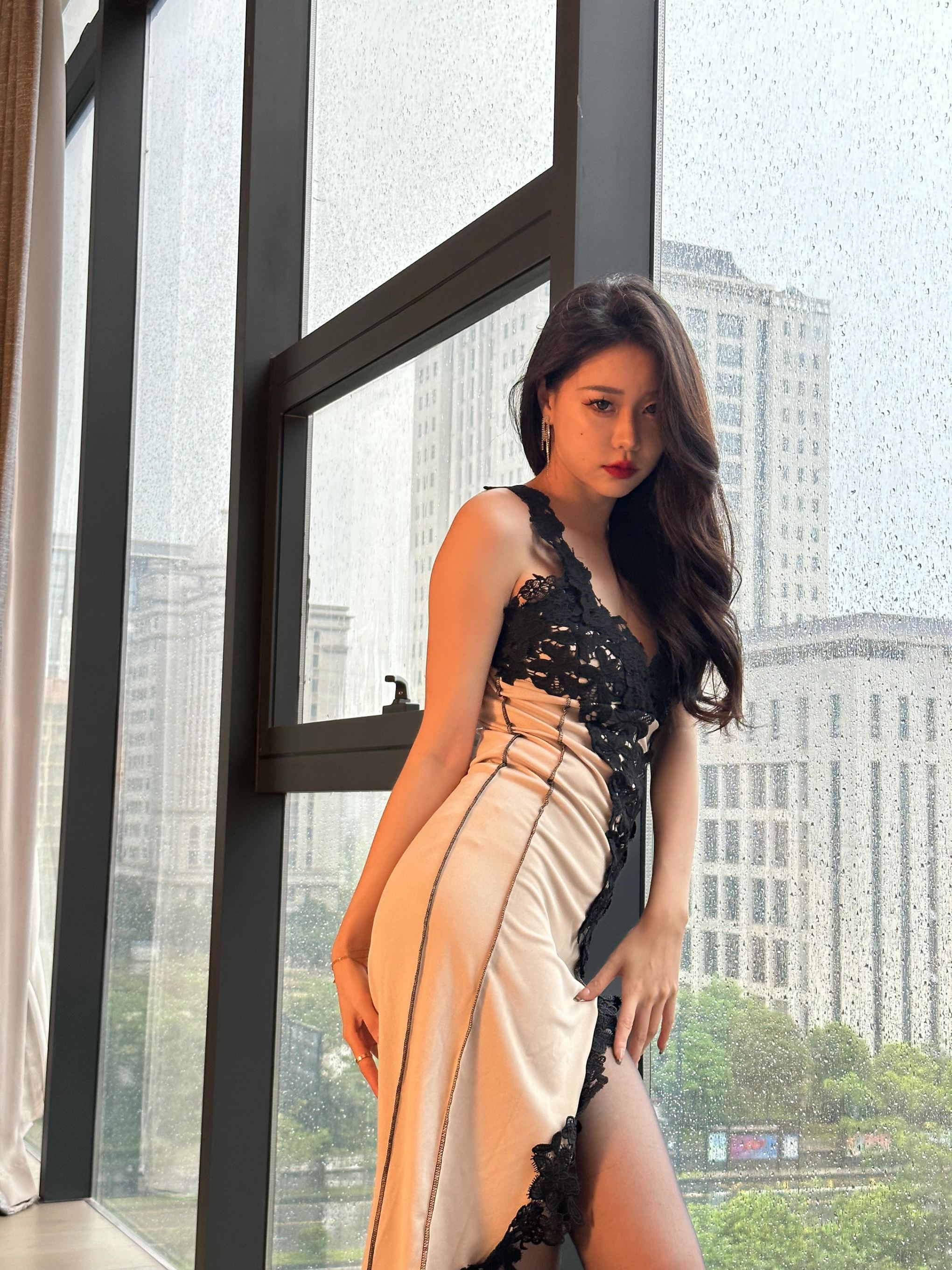 Sia不吃鱼-细腰翘臀黑丝 [29P-80MB] - 柚子肉