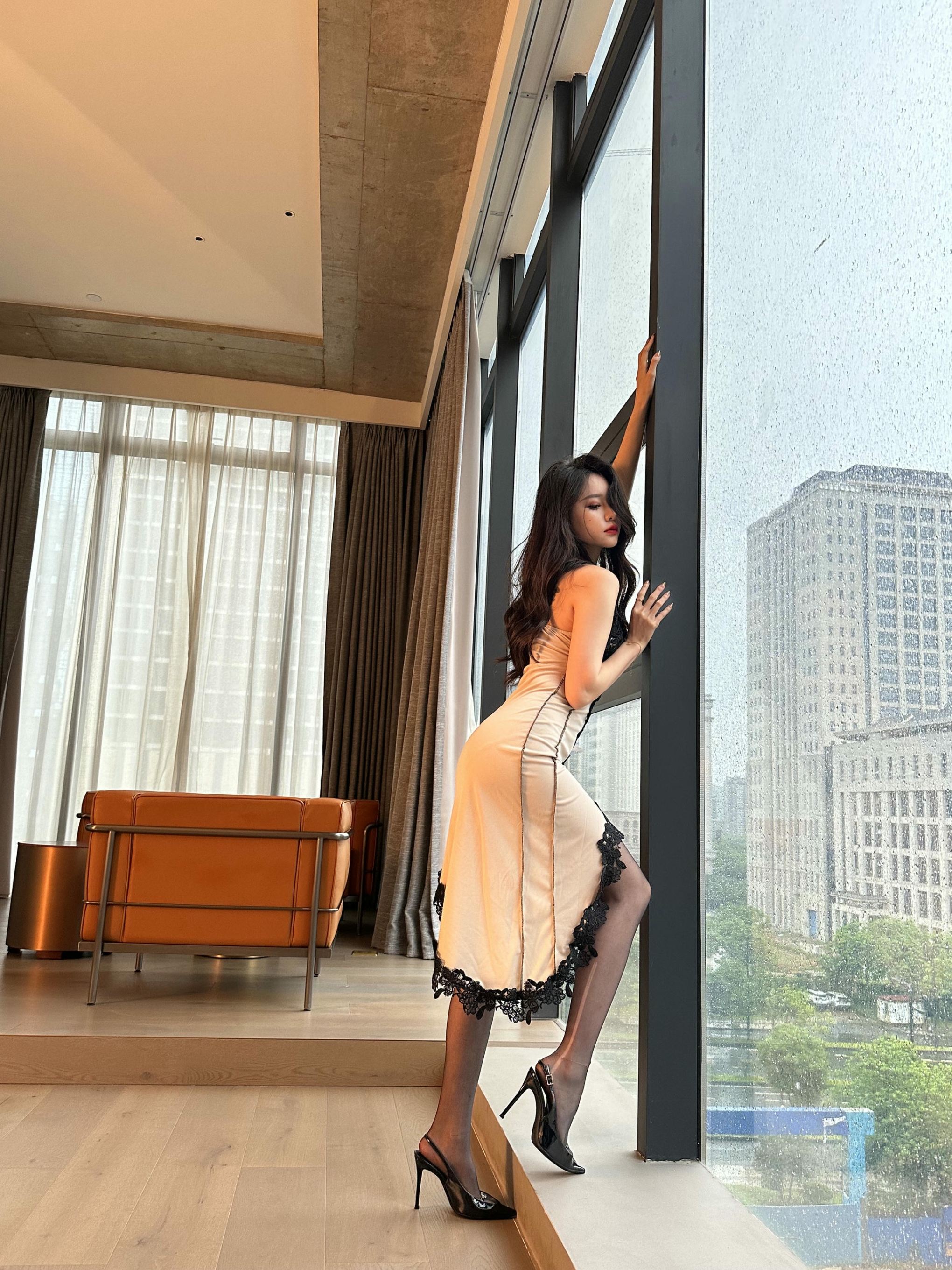 Sia不吃鱼-细腰翘臀黑丝 [29P-80MB] - 柚子肉