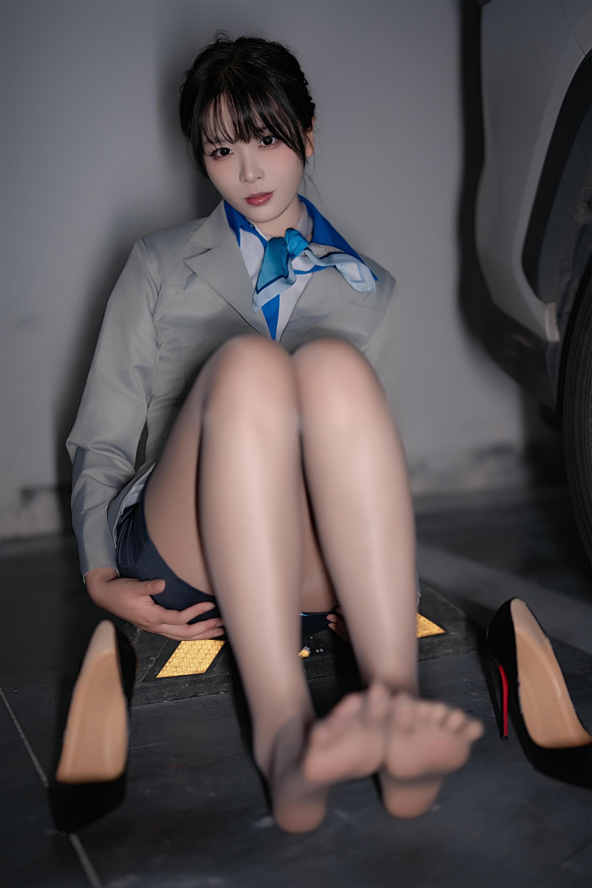 轩萧学姐-空姐1 车库灰丝 [28P1V-1.75GB] - 柚子肉