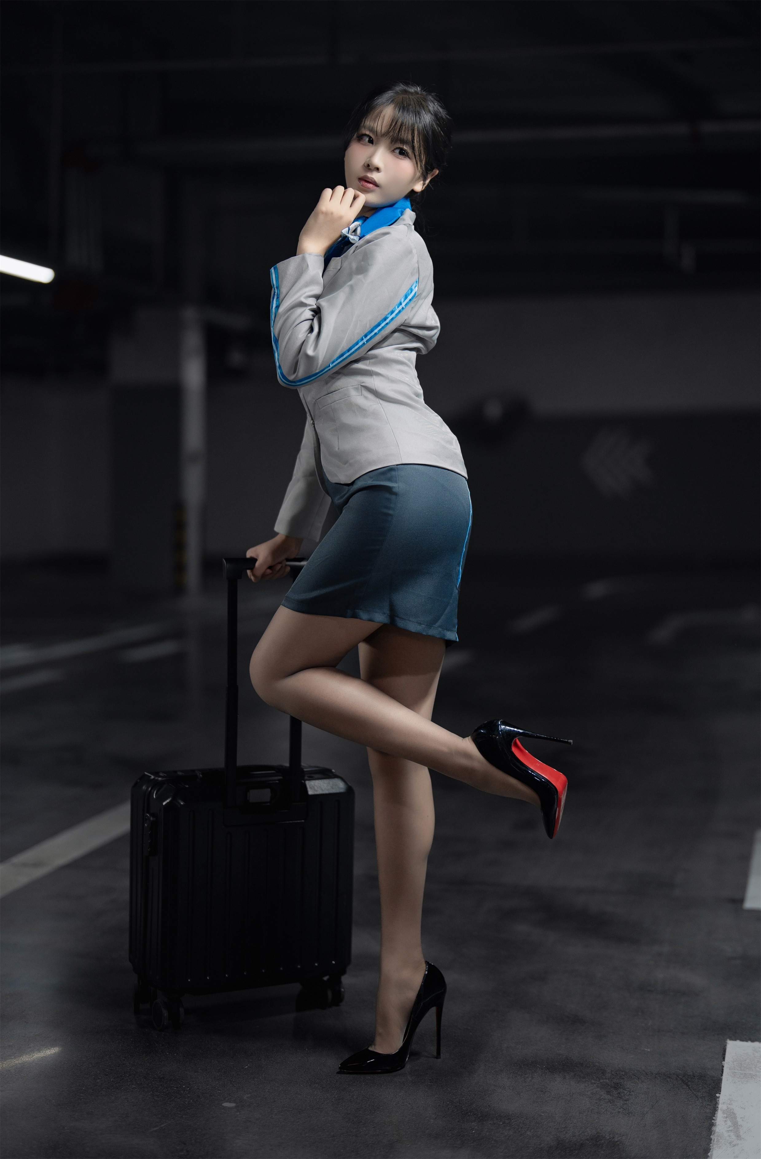 【轩萧学姐】空姐1 车库灰丝 [28P1V-1.75GB] - 猫爪